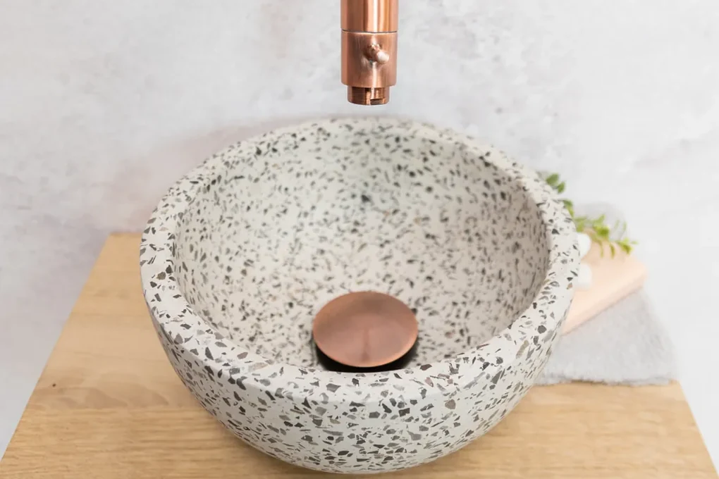 Saniclear Baru fonteinset met eiken plank, zwart-witte terrazzo waskom ...