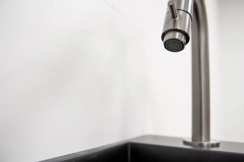 Saniclear Bali fonteinset rechts met mat zwarte fontein en gebogen ...