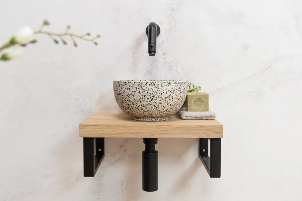 Saniclear Baru fonteinset met eiken plank, zwart-witte terrazzo waskom ...
