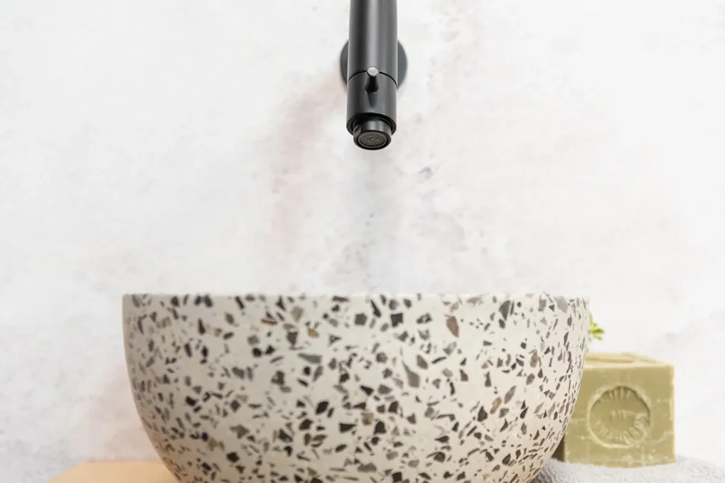 Saniclear Baru fonteinset met eiken plank, zwart-witte terrazzo waskom ...