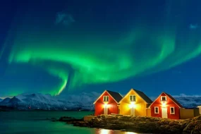 Foto Traditional rorbu during the Northern Lights, Roberto Moiola ...